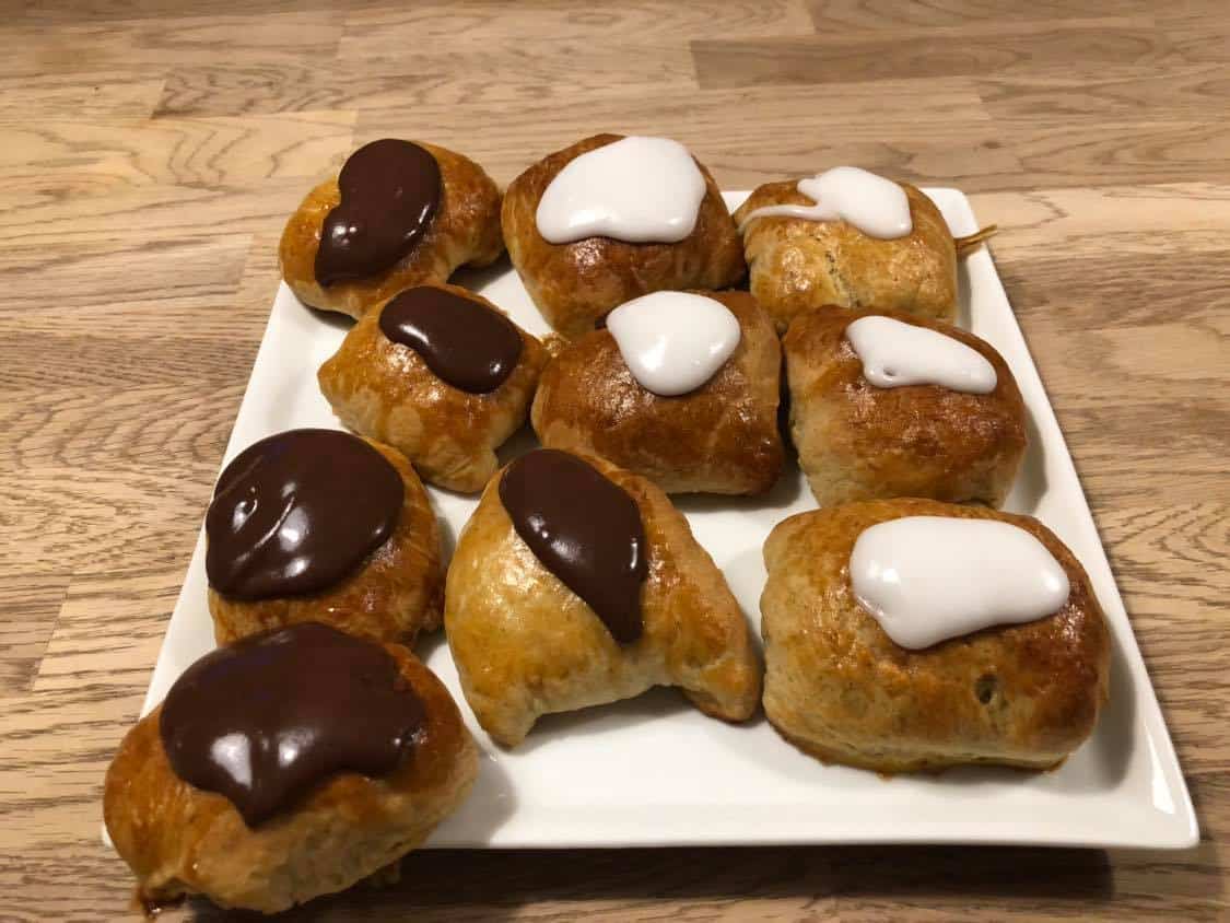 Fastelavnsboller - Opskrift med remonce og vaniljecreme