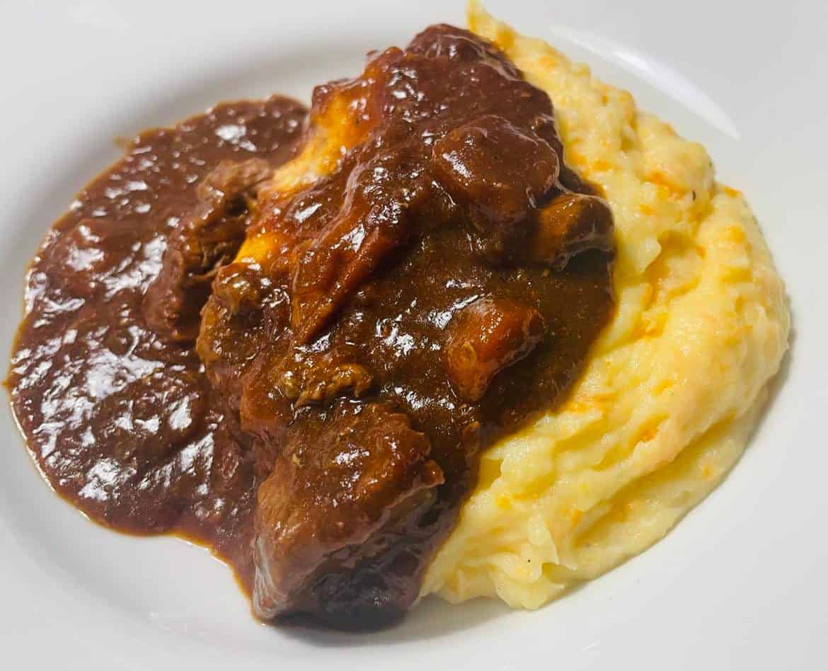 Gullash med kartoffelmos – nem og lækkert simremad