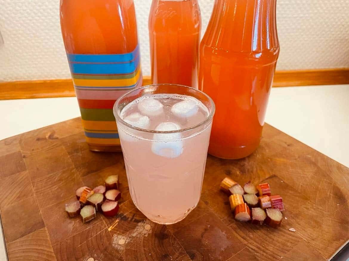 Rabarbersaft - Opskrift på hjemmelavet saft af rabarber
